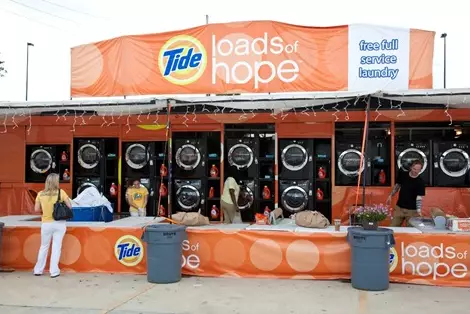 El camión Tide “Loads of Hope” ofrece lavandería gratuita a las personas desplazadas. ¿Están satisfaciendo una necesidad humana básica? (foto de http://www.velveteenmind.com)