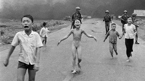 Dina 8 Juni 1972, fotografer AP Nick Ut nyandak poto ieu Kim Phuc umur 9 taun nalika anjeunna lumpat tina serangan napalm hawa.
