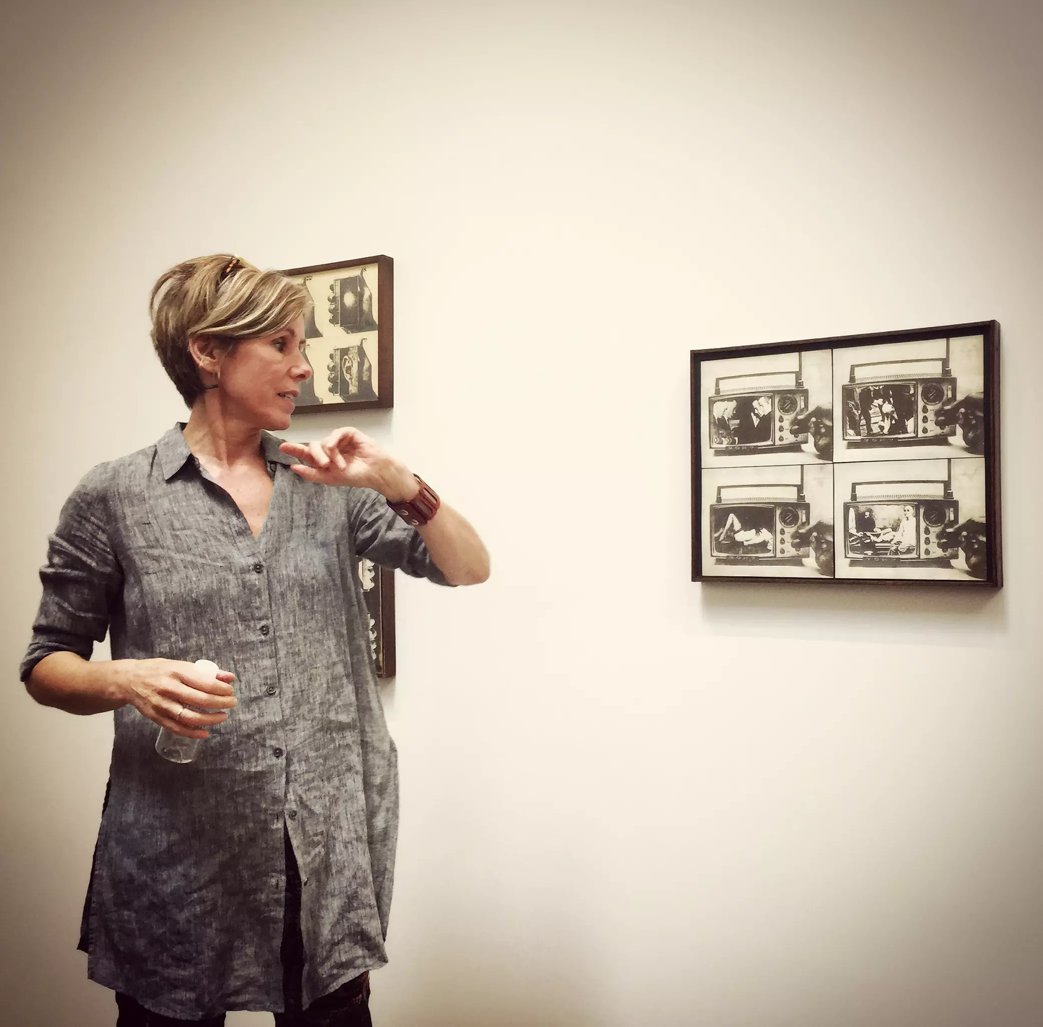 Curator Claudia Bohn-Spector diskutéiert iwwer d'Wallace Berman Ausstellung an der Kohn Gallery. Foto: M Dooley.