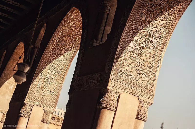 Arches_of_the_Ibn_Tulun_Moschee_in_Cairo