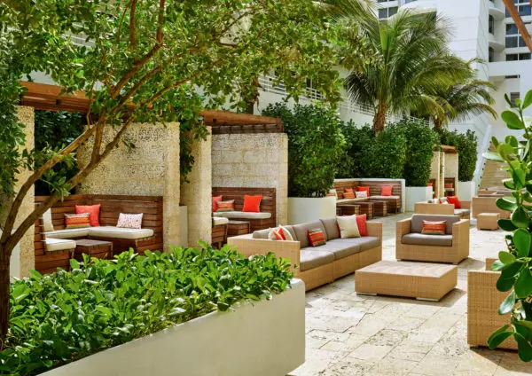 Living Coral in situ katika Hoteli ya Royal Palm South Beach Miami, sehemu ya ushirikiano wa Tribute Portfolio-Pantone mwaka wa 2019.