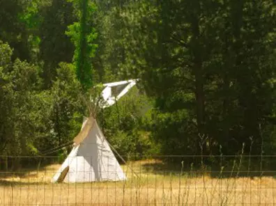 Teepee ntawm txoj kev kuv loj hlob ntawm Lake Vera, Nevada City, CA