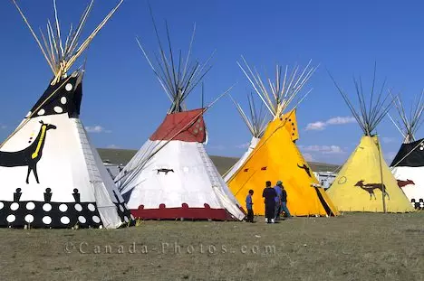 Teepee berbaris selama Sikika Pow Wow yang diadakan di Alberta, Kanada