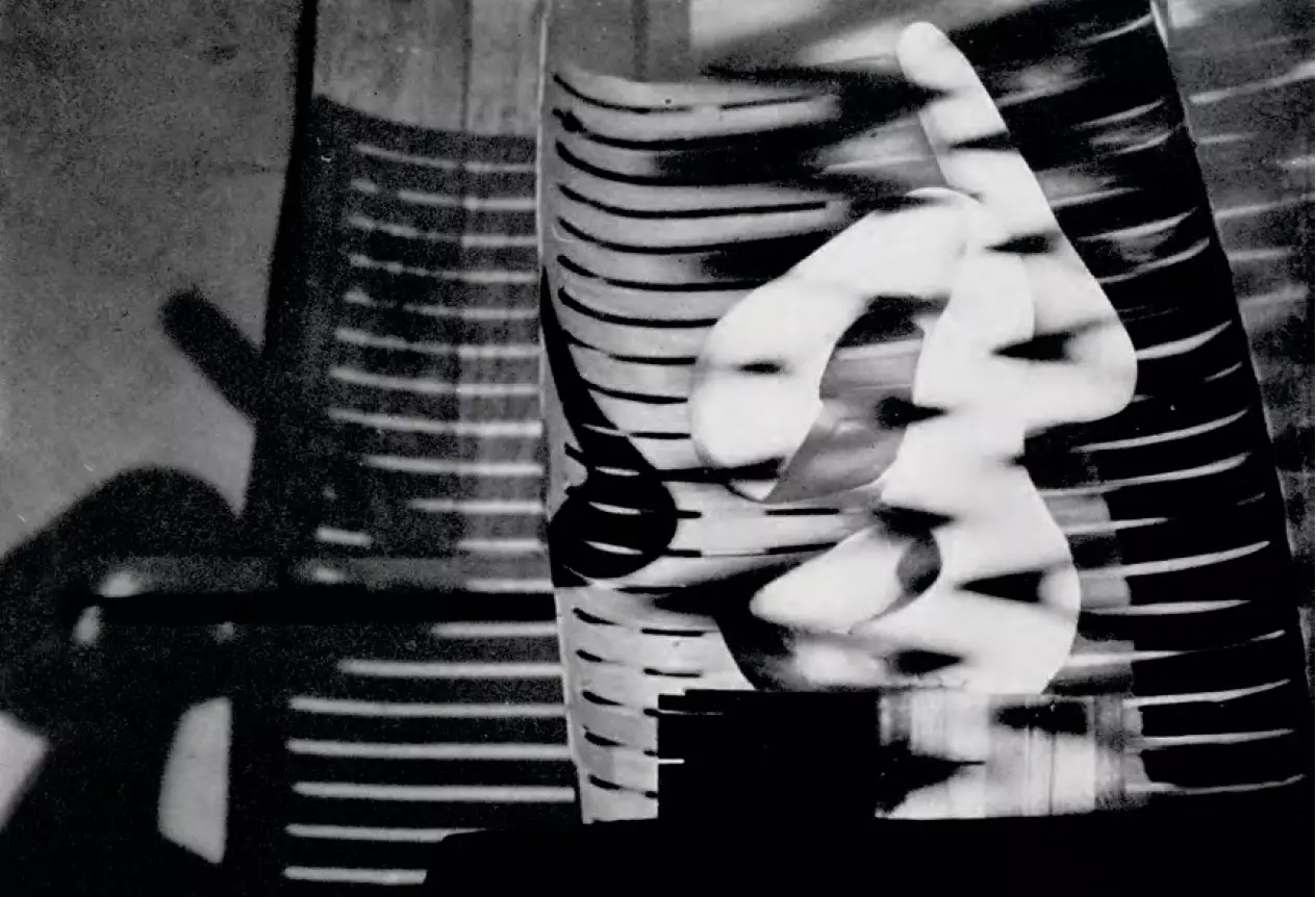 Millie Goldsholl, “Light Modulator,” 1945, in Vision in Motion ໂດຍ László Moholy-Nagy. Paul Theobald & Company, 1947.