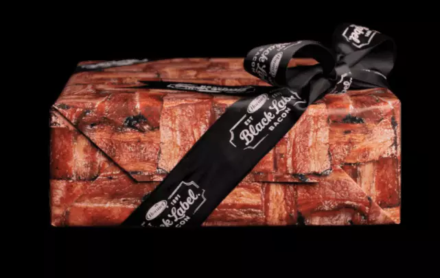 Ang Iyong Makatas na Bacon Fever Dream ay Hindi Na Isang Panaginip Gamit ang Bacon-Scented Wrapping Paper ng Hormel Black Label