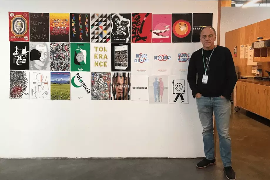 Mirko frente al programa Tolerance en la sede de Facebook en Menlo Park, California