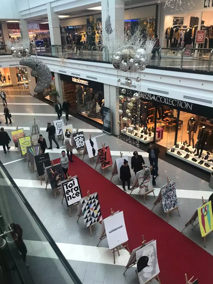 Espectáculo de carteles de tolerancia en el centro comercial AGORA, Izmir, Turquía