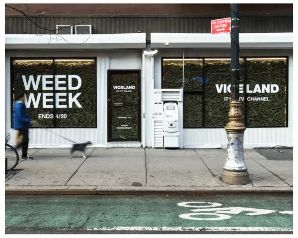 એવોર્ડ-વિજેતા પર્યાવરણીય ડિઝાઇન: VICELAND's Weed Week Storefront 20239_1