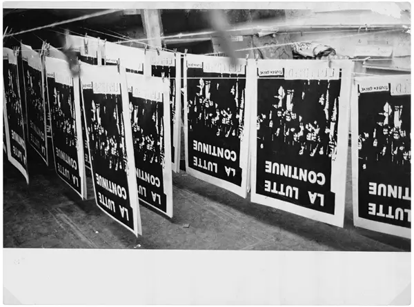 1968 ஆம் ஆண்டு மே 1968 ஆம் ஆண்டு அட்லியர் பாப்புலேயரில் உலர்த்தும் பட்டுத் திரையிடப்பட்ட சுவரொட்டிகள், பிலிப் வெர்மேஸின் புகைப்படம்
