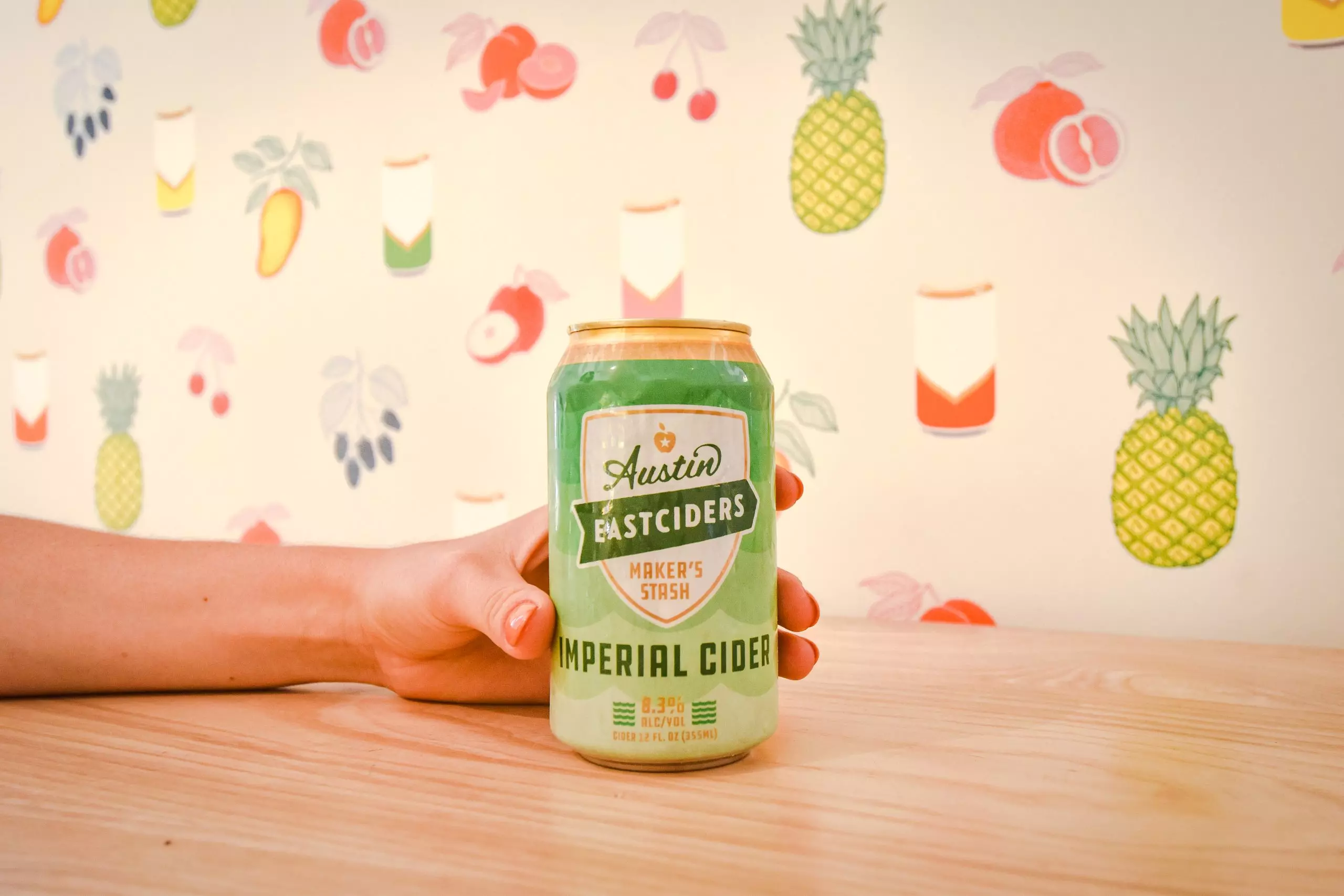 Aaron Draplin bring die dik lyne na 'n Imperial Cider vir Austin Eastciders