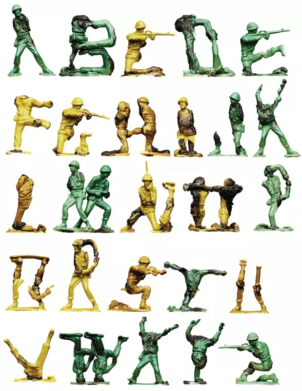 Trójwymiarowy alfabet stworzony z roztopionych plastikowych figurek wojskowych.