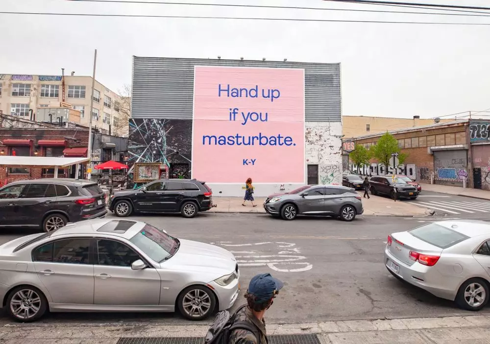K-Y ar rokām apgleznots reklāmas stends Nacionālajam masturbācijas mēnesim.
