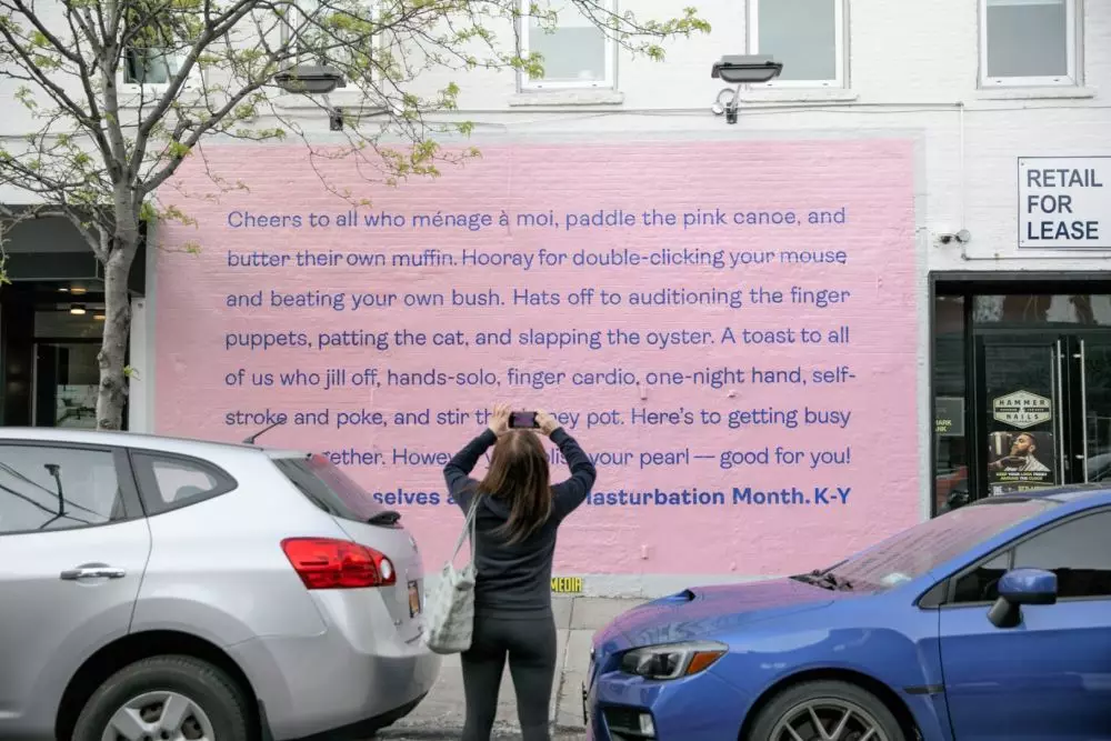 K-Y ar rokām apgleznots reklāmas stends Ņujorkā Nacionālajam masturbācijas mēnesim.