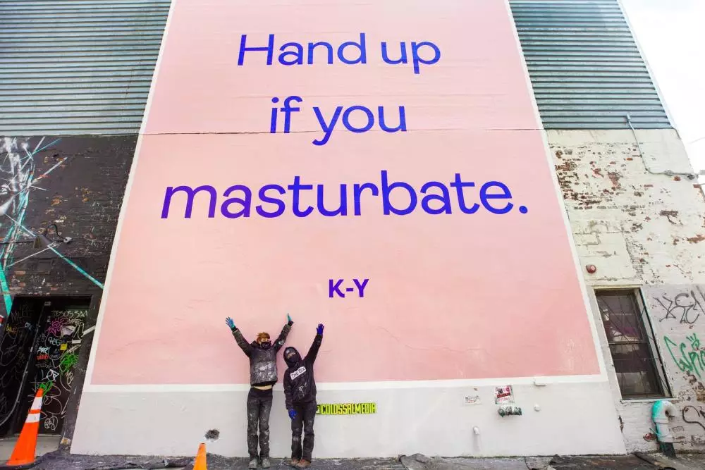 K-Y ar rokām apgleznots reklāmas stends Ņujorkā Nacionālajam masturbācijas mēnesim.