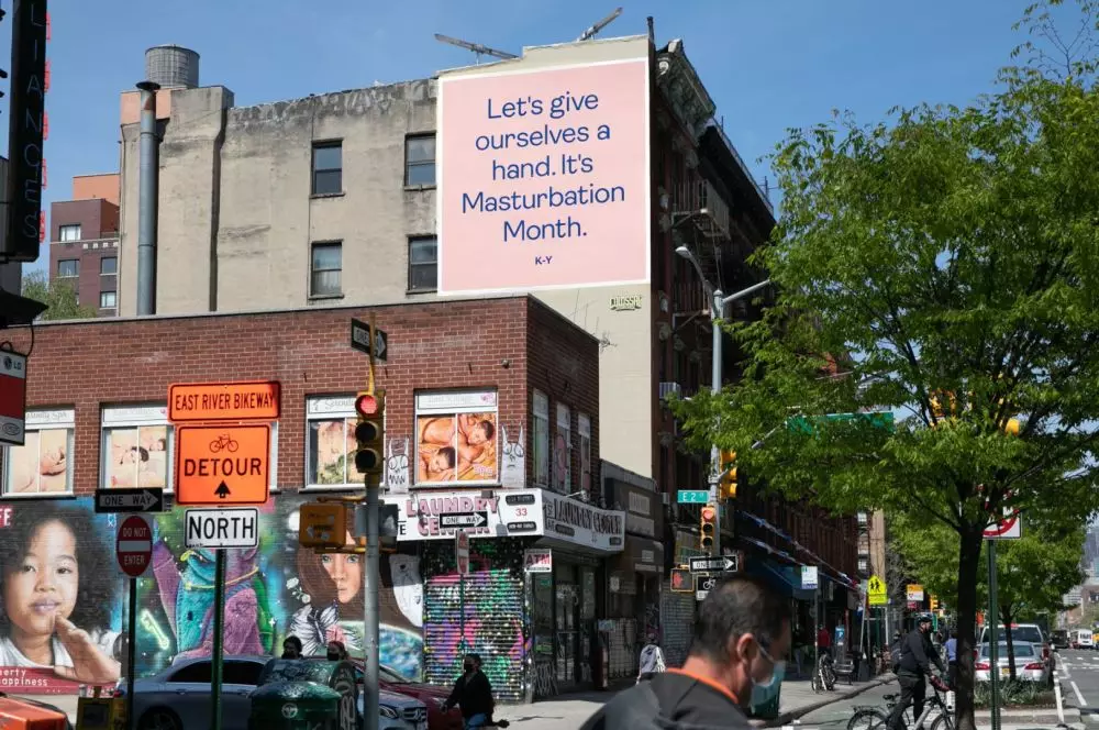 Нью-Йорк хотод үндэсний мастурбацийн сард зориулж K-Y гараар будсан сурталчилгааны самбар.
