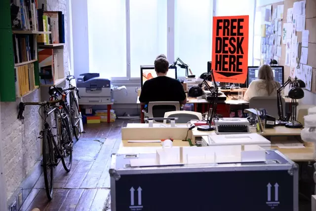 kin_desk_hier_LR