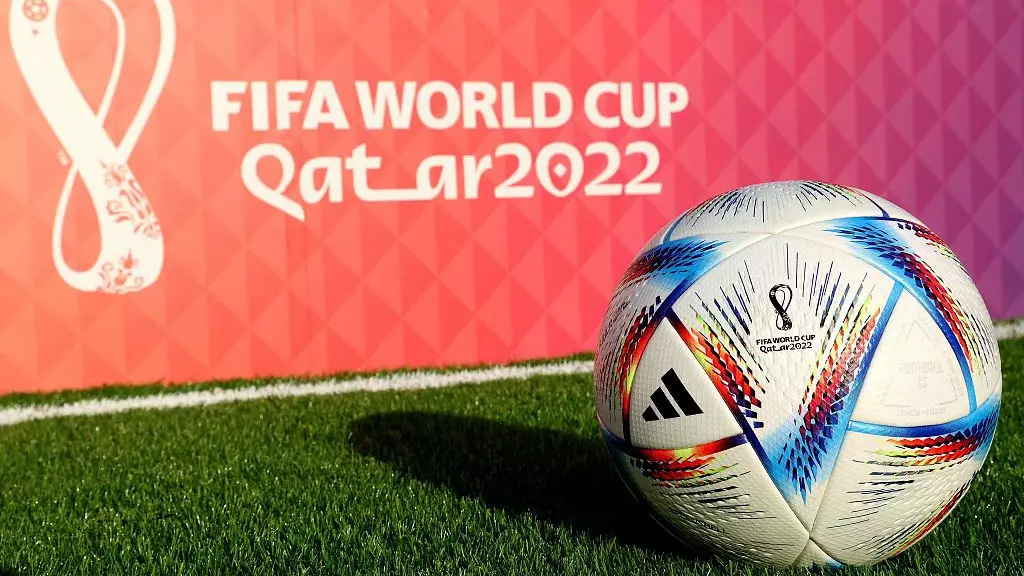 ФИФА тӯби дурахшони нави Ҷоми Ҷаҳонро муаррифӣ мекунад, ки аз ҷониби кишвари мизбон Қатар илҳом гирифта шудааст.