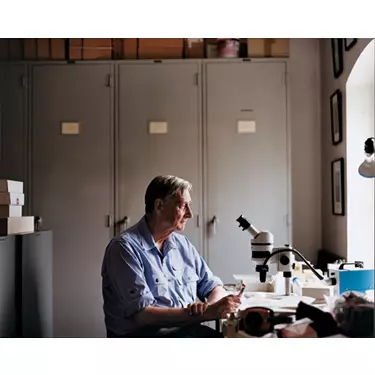 Ahli biologi évolusionér E.O. Wilson di laboratorium na di Universitas Harvard (2006). Klién: majalah SEED.