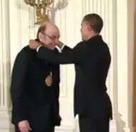 Glaser ricevas la medalon de Obama