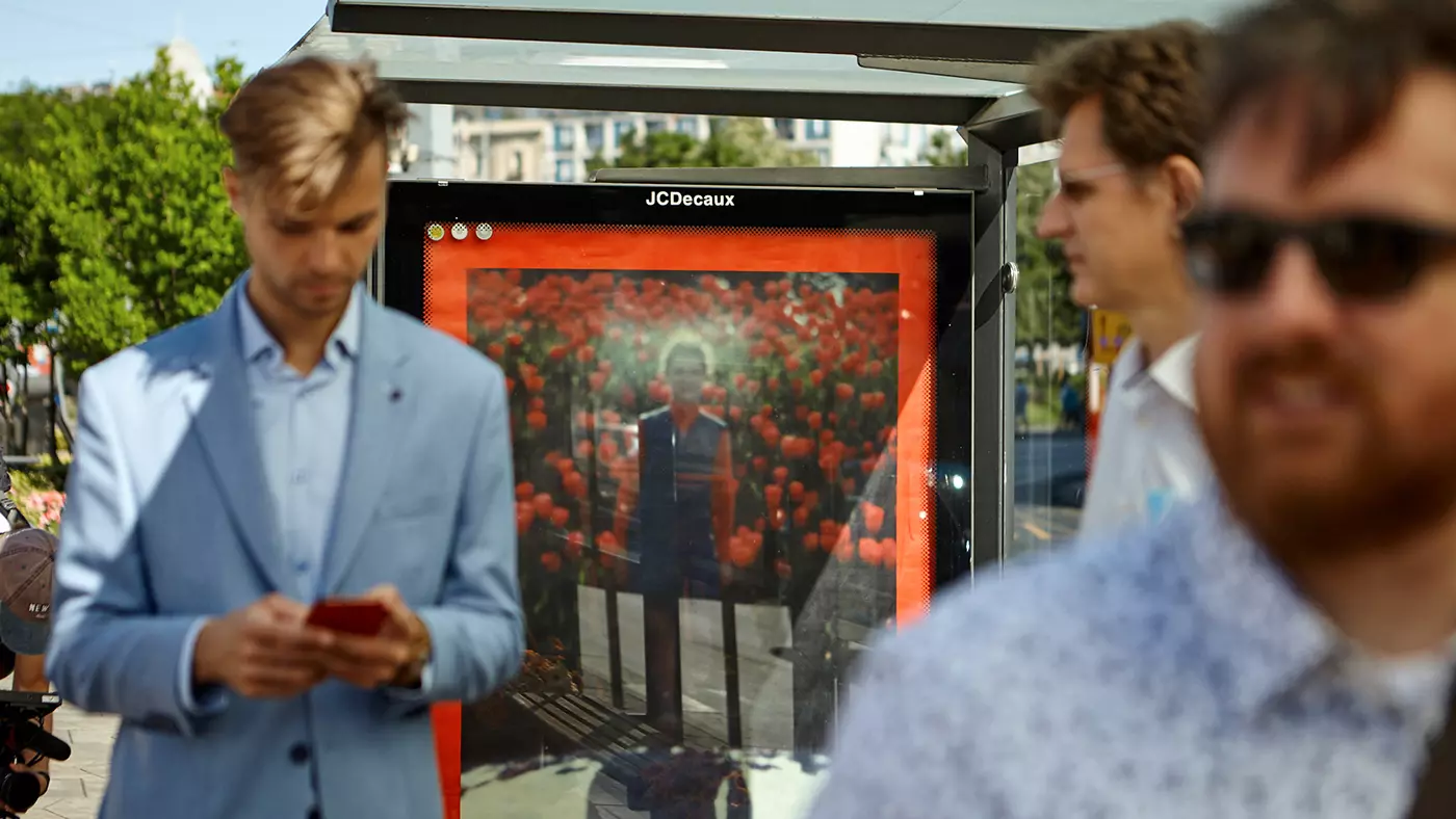 Entspannte Pendler dank der Ausstellung „Garten der Freude“. 432_3