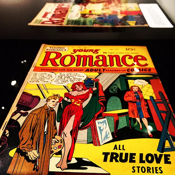 Romancë nën xham: Libra komike 1947 në një vitrinë.