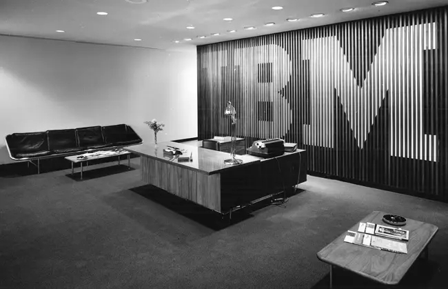 1958, wurin liyafar IBM a Rochester, MN, wanda Eero Saarinen & Associates ya tsara; Hoto daga IBM Corporate Archives