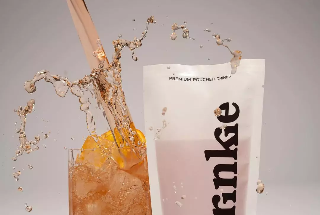 Ang Visual Identity ug Packaging Para sa Drinkie Cocktails Bold ug Tangy