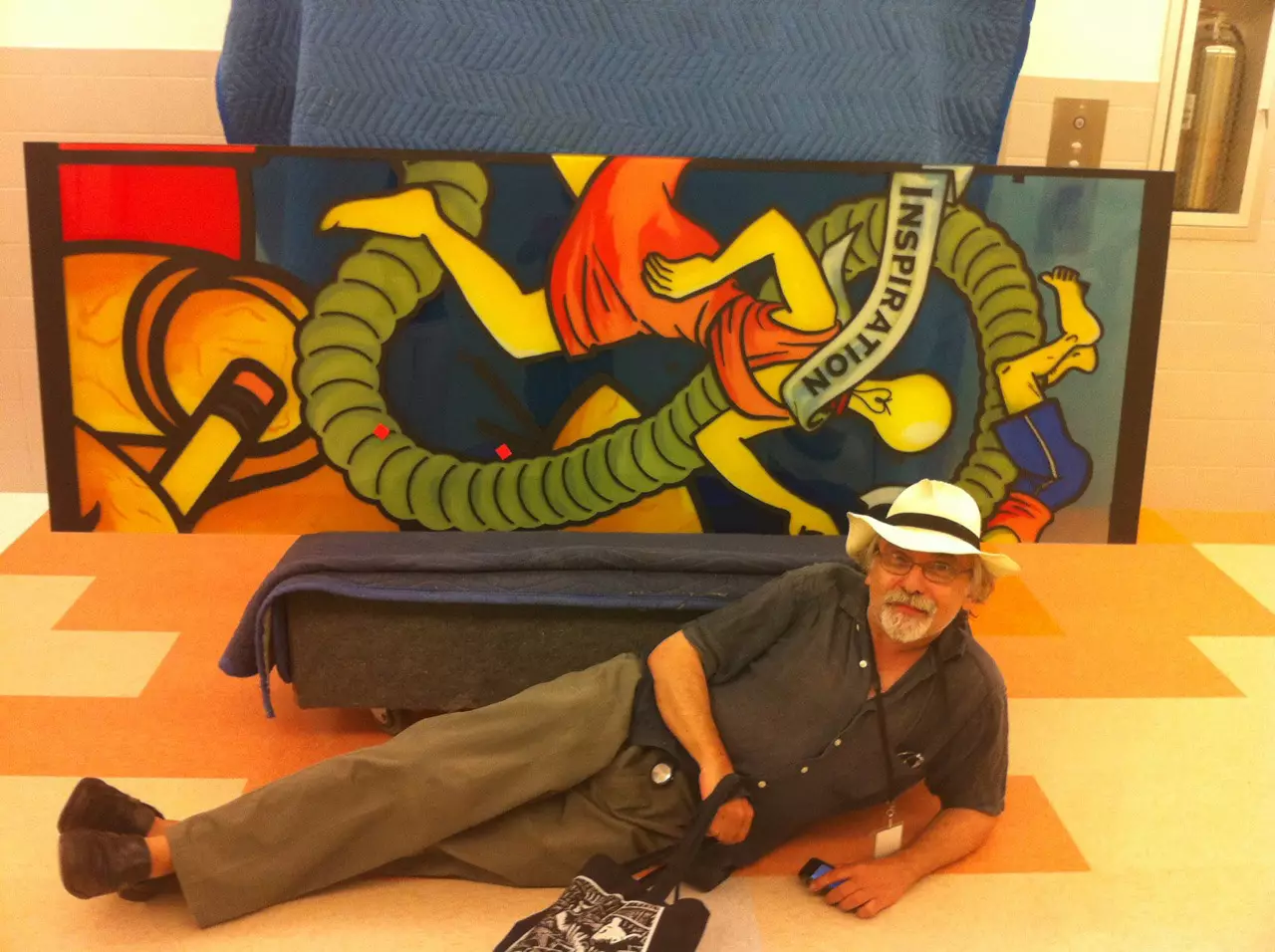 Art Spiegelman posiert mit einem seiner Buntglasfenster an der High School of Art and Design.