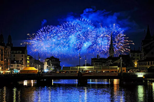 Blaues Feuerwerk ... von Tambaku dem Jagu auf Flickr: http://bit.ly/1aqZcJZ