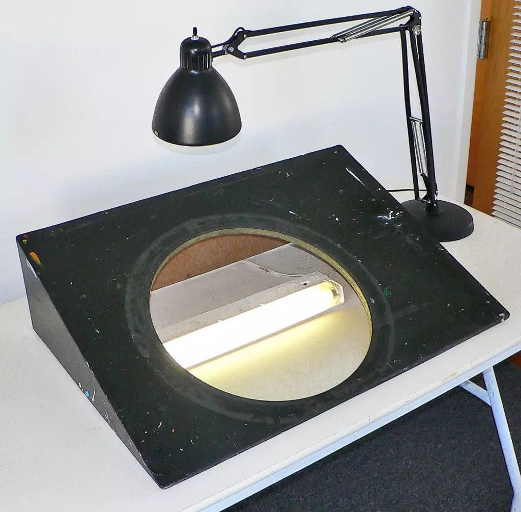 gaismas kastes ķīlis, kas nāca no R. O. Blechman animācijas studijas “The Ink Tank”.