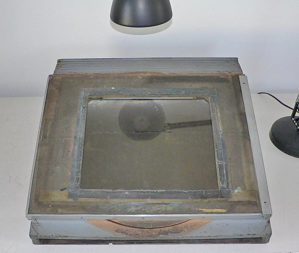 “disks”, pārklāts ar linoleju un caurspīdīga stikla lenti padziļinājumā