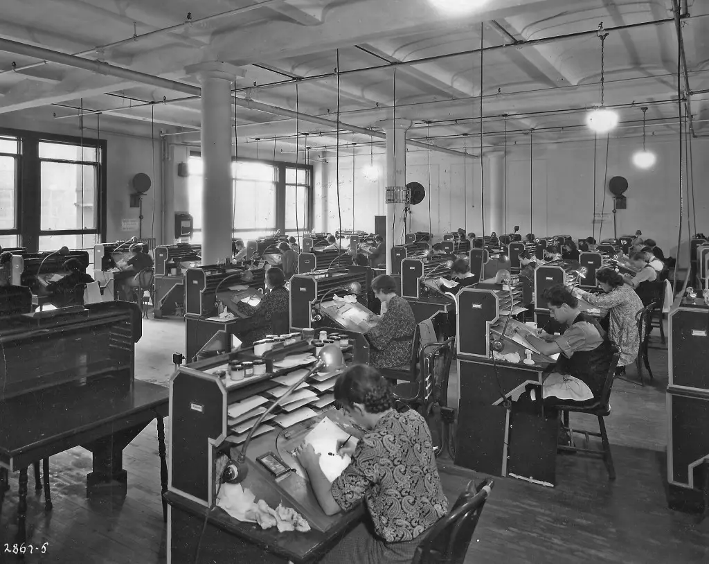 20. gadsimta 30. gadu Fleišera ražošanas telpas interjers un izmantotie zīmēšanas diska ķīļi