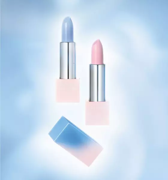 SEPHORA + PANTONE UNIVERSE Color of the Year Layer Lipsticks yn PANTONE Serenity 15-3919 en PANTONE Rose Quartz 13-1520 ($ 18,00 elk)