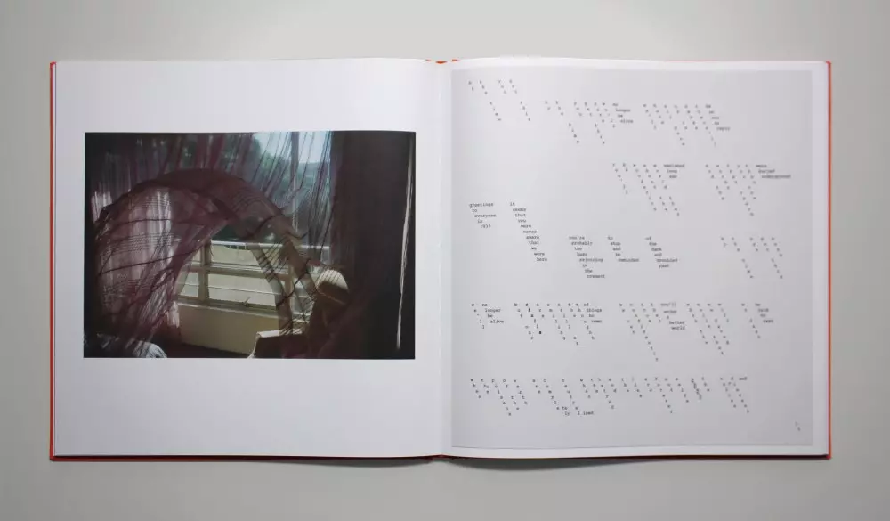 הפרויקט האחרון של They Might Be Giants הוא 'BOOK' ובו מככבת מכונת הכתיבה של IBM Selectric משנות ה-70 של פול סהרה 540_7