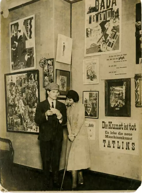 Raoul Hausmann żagħżugħ u Hannah Höch fid-Dada-Messe f’Berlin, 1920.