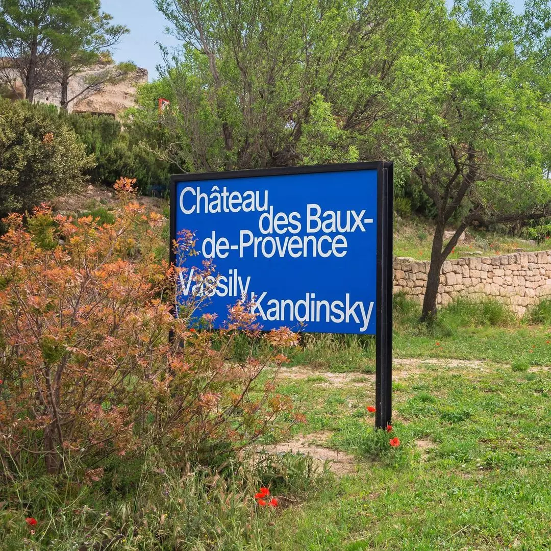 République Studio designar affischer och skyltar för Kandinsky på Château Des Baux De Provence 583_1