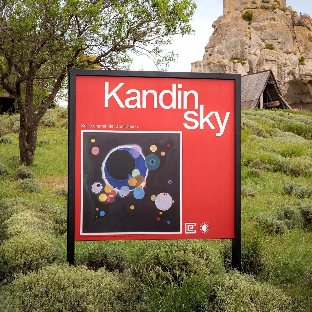 रिपब्लिक स्टुडियोले Chateau Des Baux De Provence मा Kandinsky को लागि पोस्टर र साइनेज डिजाइन गर्दछ 583_5