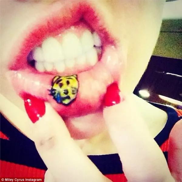 I-Emojitattoo-MileyCyrus2