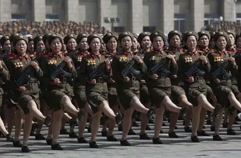Soldater marscherar förbi podiet under en militärparad i Pyongyang