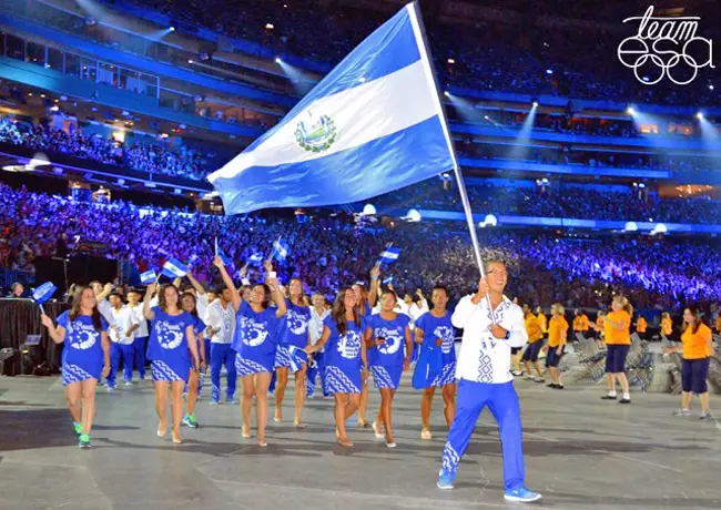 Il “Team ESA” (Team El Salvador) indossa le divise disegnate da Larios nel corteo della cerimonia di apertura a Toronto.