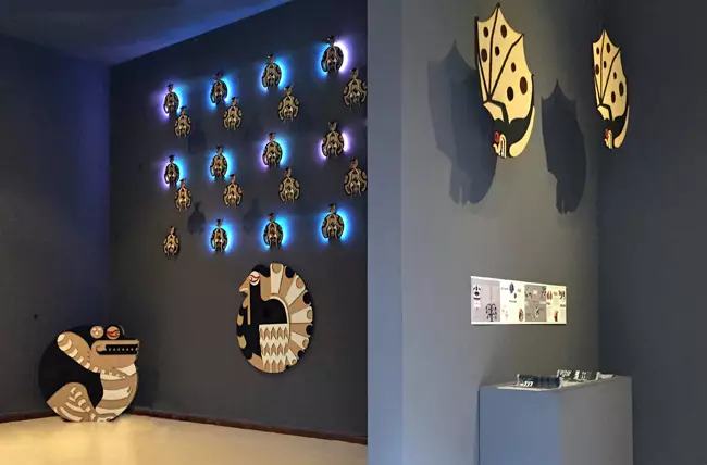 Mostra ideata da Frida Larios, assistita dal laser cutter Lasertec/TROTEC (l'azienda San Salvador che ha sponsorizzato tutti i pezzi); il curatore Miguel Huezo Mixco; la scrittrice Vanessa Núñez Handal; consigliere artistico Antonio Mena; co-designer e coproduzione tessile Adriana Góchez; musica e suono Neil Kring; Direttore UX Michele Müller; Illuminazione a LED di MONSTRUO.