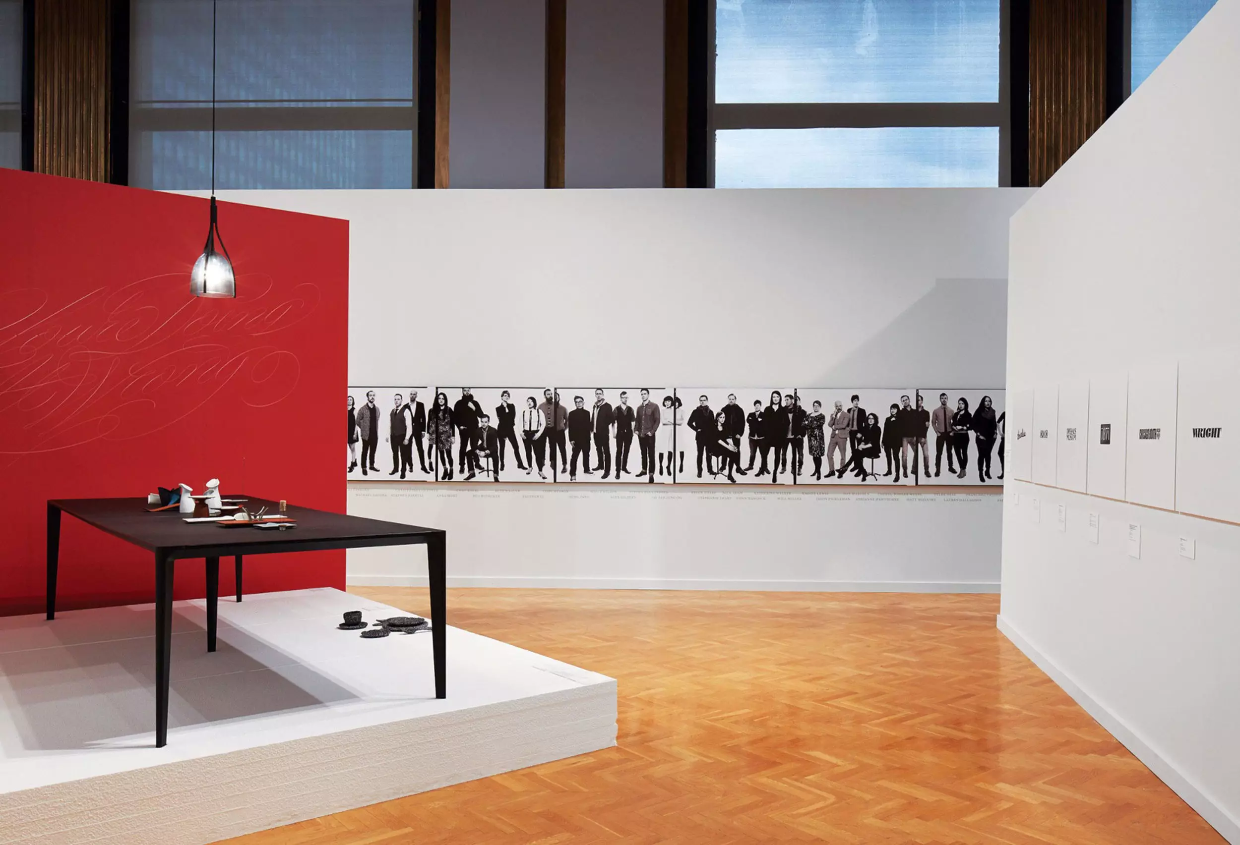 Изложете го Колумбус Постер со ограничено издание 24 x 36 и наградни палки врежани со ласер го одбележуваат Изложбата Колумбо од 2019 година. Дизајниран во соработка со Ана Морт.