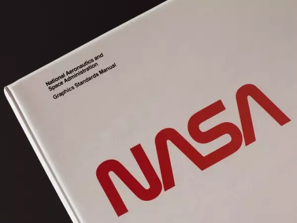 ワームとミートボール：NASAの（古い）新しいアイデンティティの発掘