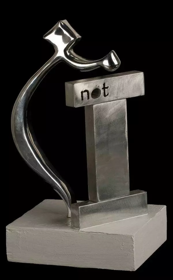 Paymon Pojhan: Man Not I (Aluminium und Fiberglas), 2010. „Was mich in meiner Kunst vorantreibt, sind meine Wurzeln in meiner Heimat und der persischen Kultur. Diese Skulptur ist eine direkte Reflexion davon und bringt ein Wesen hervor, das immer noch die Kreativität und Feinheit in seiner Arbeit hat, aber das Leben in einem fremden Land hat seine Identität nicht beeinflusst.“