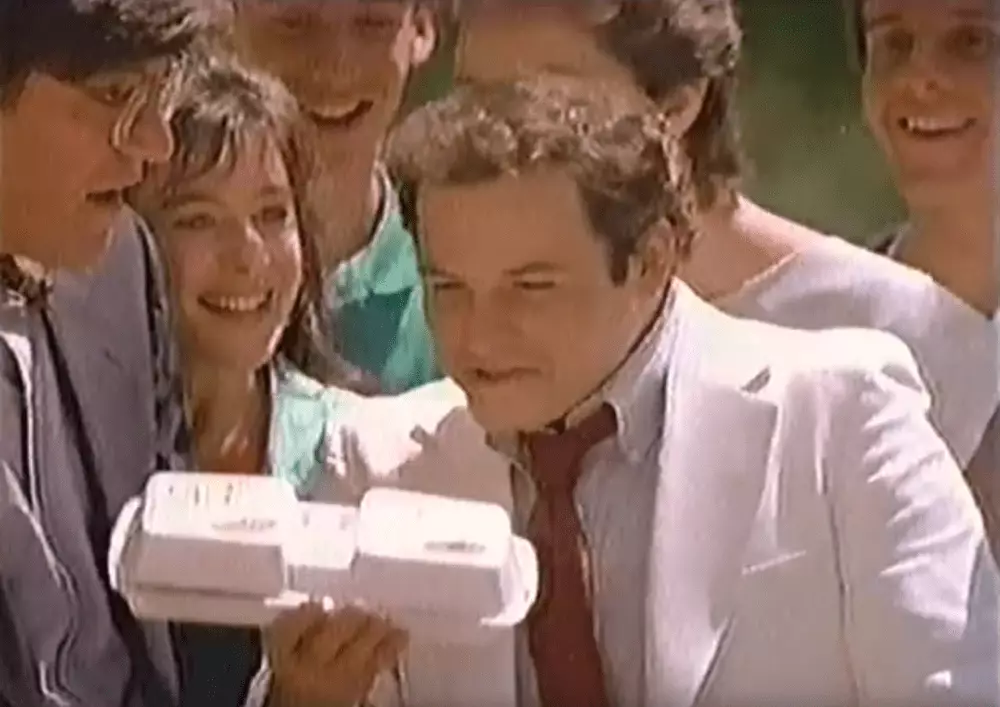 Jason Alexander de Seinfeld kantanta pri la ĝojoj de la McDLT kaj ĝia Styrofoam-pakaĵo.