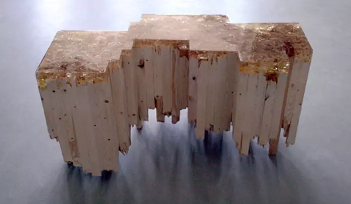 Скамейка с разбитой поверхностью; Джек Крейг; 2011 г.; Сосна, эпоксидная смола