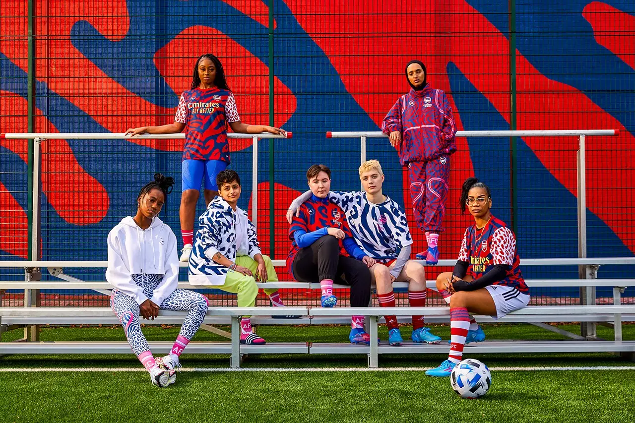 Stella McCartney x Adidas Festas Virinajn Atletojn kun Sekso-Neŭtrala Sportvestaĵo