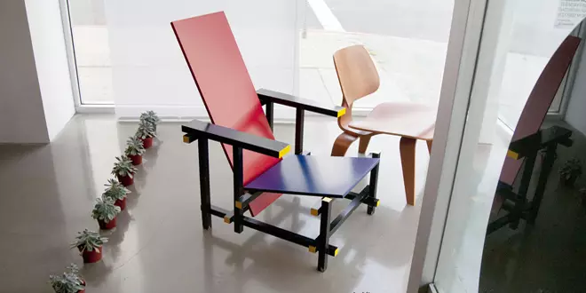 Bir Rietveld de Stijl sandalye ve bir Eames kalıplı kontrplak sandalye