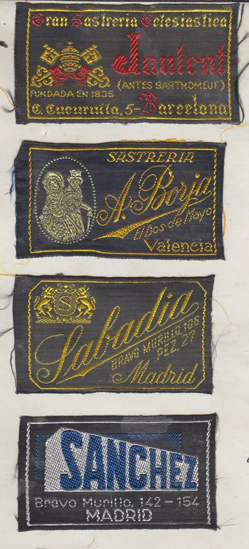 Vintage-vestaj etikedoj estas kaŝitaj en vestaĵoj.