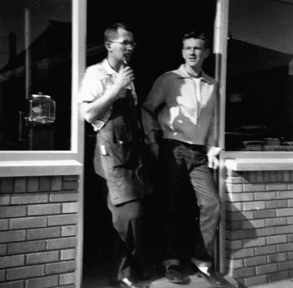 ლი ჩემბერლენი და მისი პრესმენი, ტომ ტრამბლი, 1957 წელს, ტომის დაქირავებიდან მალევე